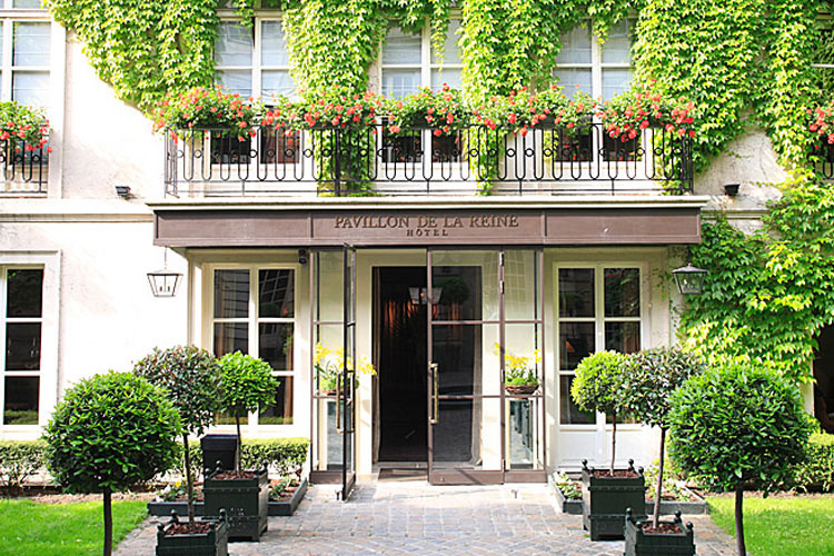 Le Pavillon De la Reine, a boutique hotel in Paris