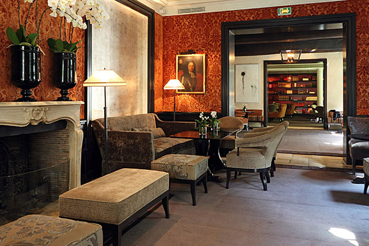 Le Pavillon De la Reine, a boutique hotel in Paris